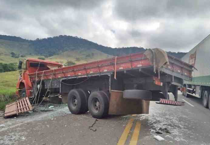Segunda-Feira – 12:20 – Caminhão carregado de vidros capota na pista ...