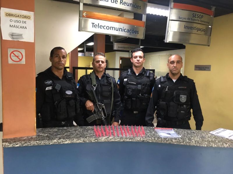 Sábado – 08:25 – Denúncia leva polícia apreender drogas em quadra de ... Sábado – 08:25 – Denúncia leva polícia apreender drogas em quadra de ...